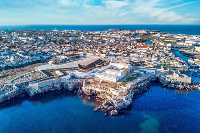 Peniche in Portugal: Tipps zur Halbinsel & zum Surfen