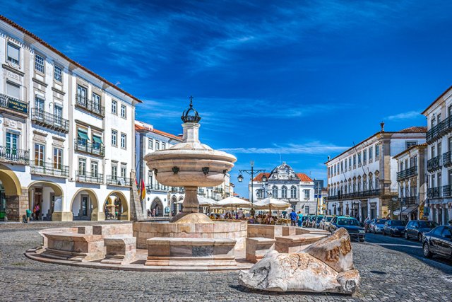 Évora: Sehenswürdigkeiten in der portugiesischen Stadt