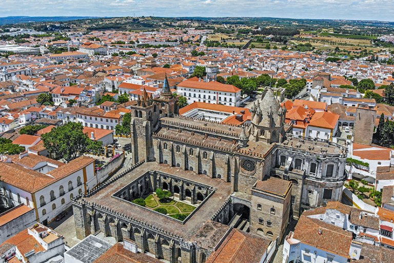 Évora: Sehenswürdigkeiten in der portugiesischen Stadt