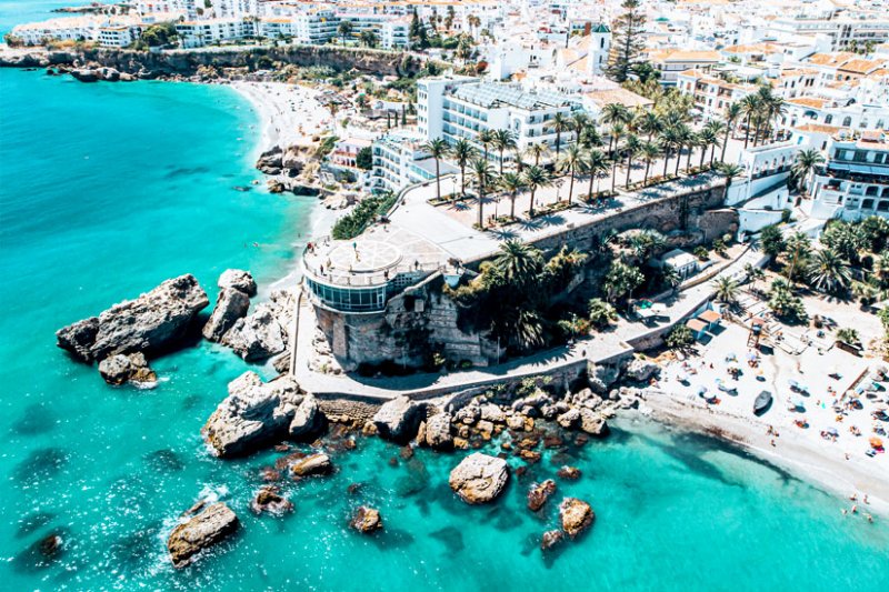 Nerja in Spanien: Strände & Sehenswürdigkeiten am Meer