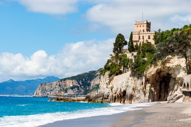 Finale Ligure in Italien: Strände, Altstadt & Geheimtipps