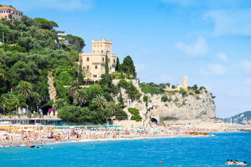 Finale Ligure in Italien: Strände, Altstadt & Geheimtipps